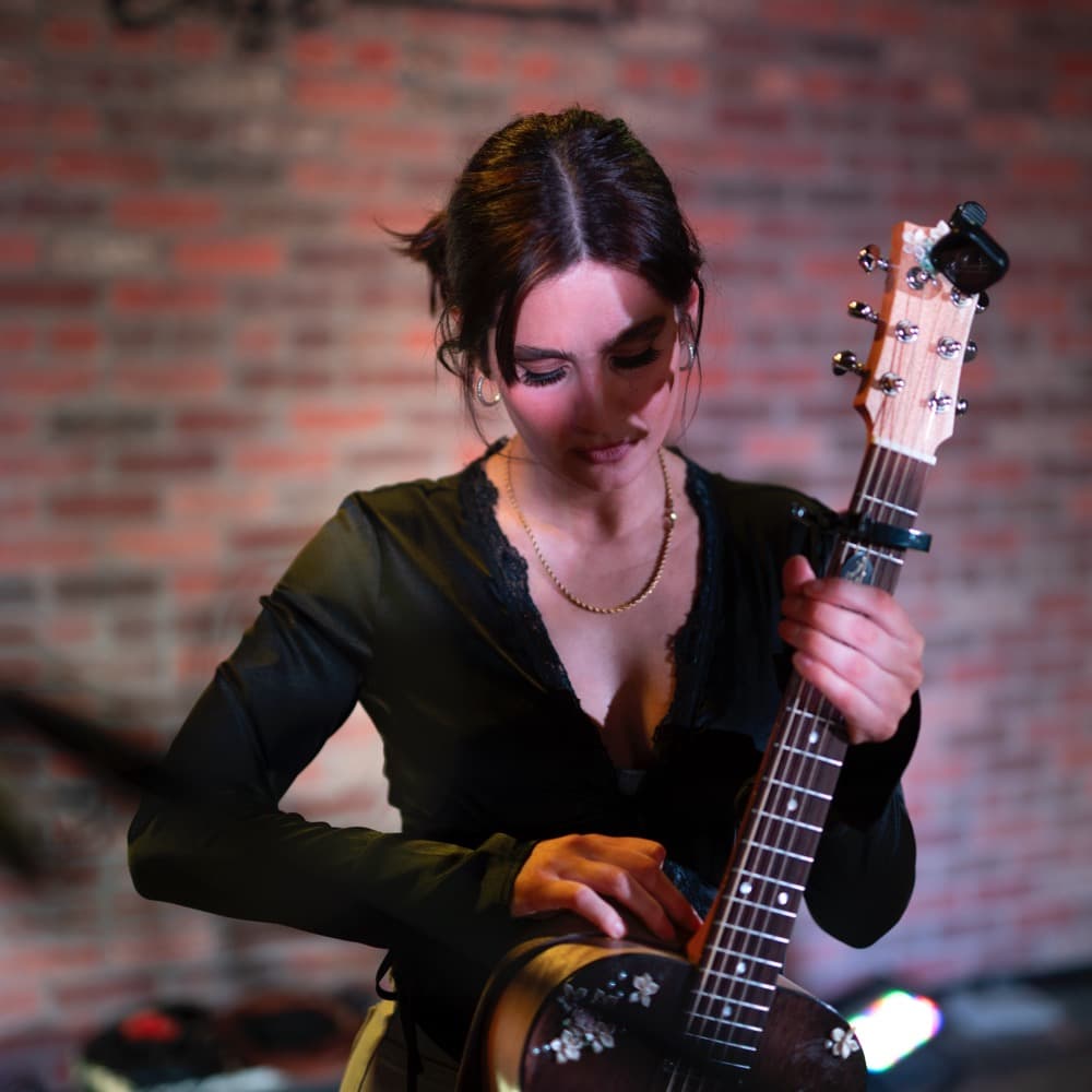 Hire Lauren Vale - Vibrant Vocalist & Live-Looper in Nashville